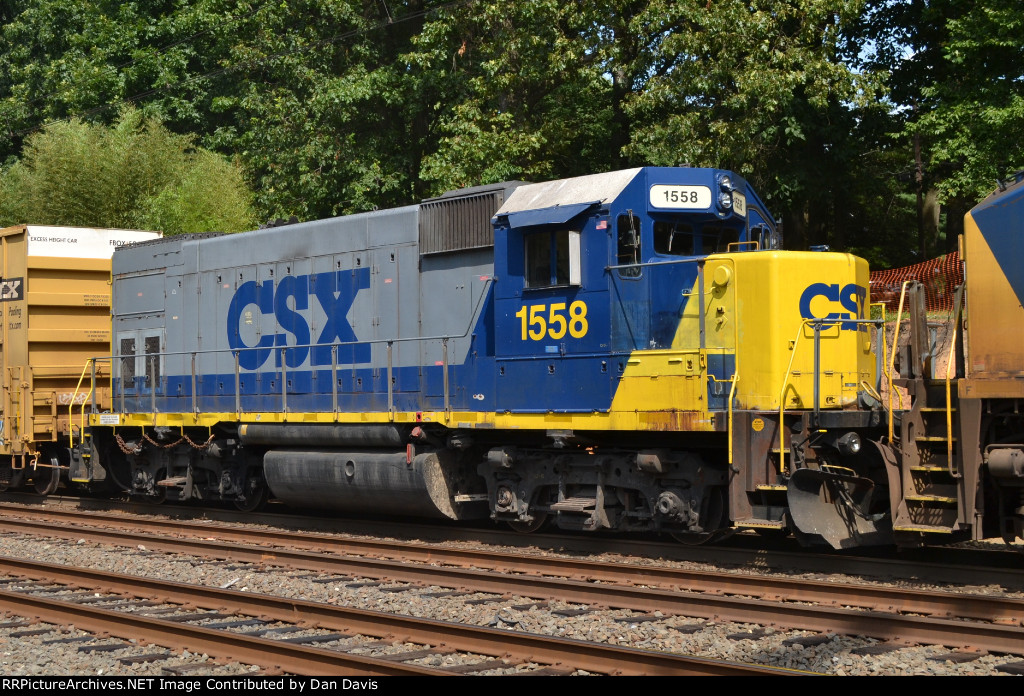 CSX GP15-1 1558 trails on Q439-03